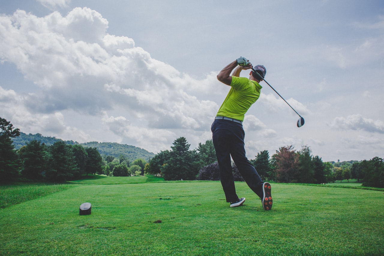 How to Play in the Wind: Tips for Gusty Conditions - The Golfing Lad